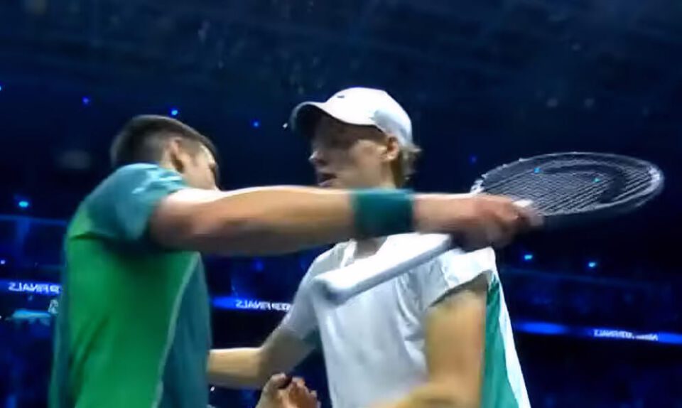 Djokovic vince l’APT di Torino ma Jannik Sinner dichiara: “dagli errori si impara” - www ...